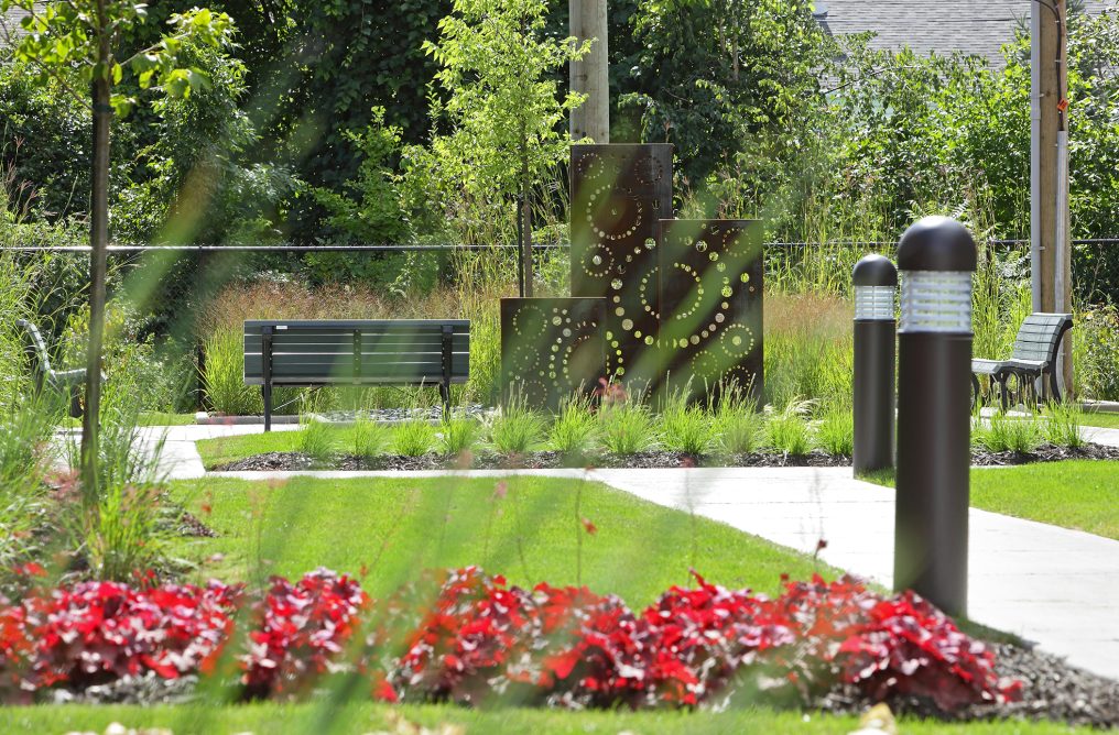 Plate-bande devant maison : Conception & Entretien | GTL Paysagiste